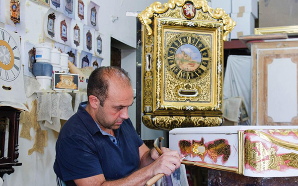 貴族や上流階級、聖職者などに愛された、マルタの伝統的な掛け時計 | 高級腕時計専門誌クロノス日本版[webChronos]